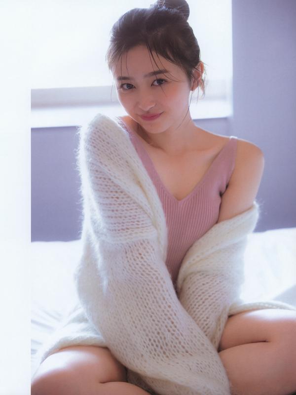 井上和写真集《乃木坂46 TRIANGLE MAGAZINE 01》高清全本[45P]清晰度：3975*5300/ 大小：388M-猩猩智库 - 提供高质量日系写真